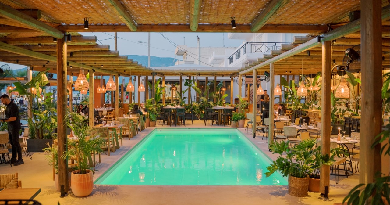 "Montezuma Bar": Tropical vibes και θέα στον Κορινθιακό... - Athinorama.gr