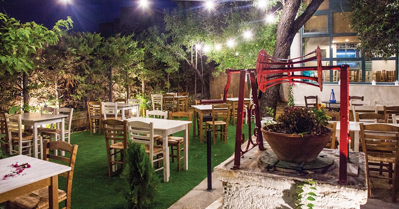 «Δούκισσα»: Αρχοντικοί μεζέδες σε αεράτη αυλή - Athinorama.gr