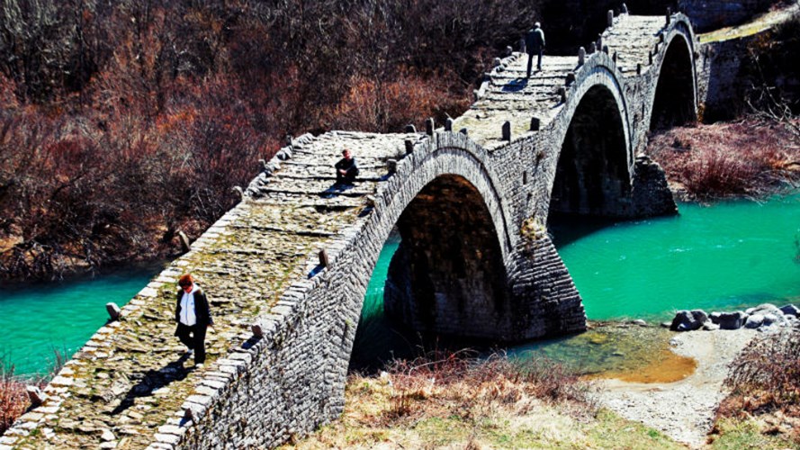 Ο πεζοπορικός τουρισμός ανθίζει στην Ελλάδα - αθηνόραμα travel